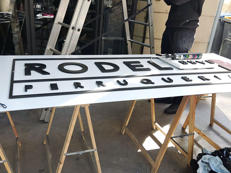 Rótulos personalizados Barcelona, fabricación e instalación